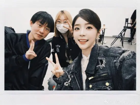 LOL美女主持余霜晒Faker、Uzi合影！深情告别S15