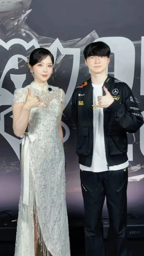 LOL美女主持余霜晒Faker、Uzi合影！深情告别S15