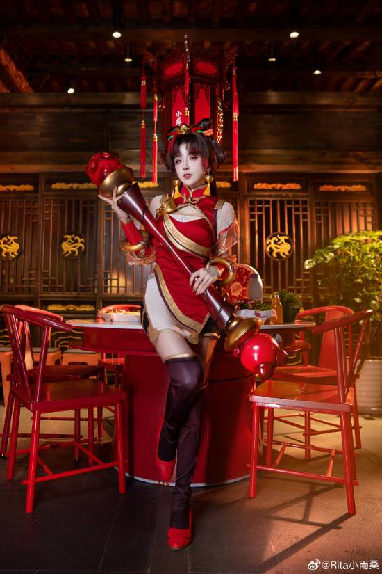 《LOL》美女解说COS拉克丝！S15赛后祝贺T1再夺冠
