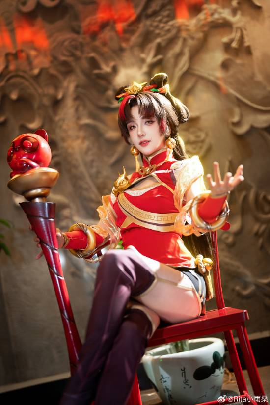《LOL》美女解说COS拉克丝！S15赛后祝贺T1再夺冠