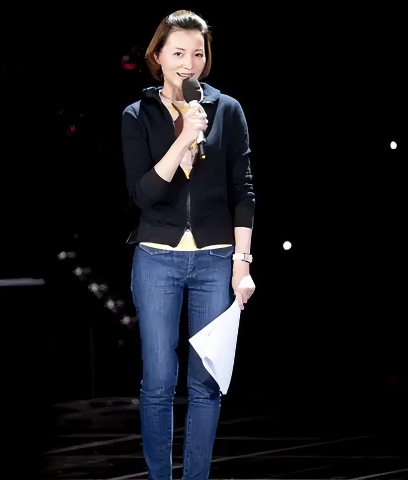 这才是52岁董卿优雅老去的秘诀：坚决不穿老年装，妆发精致又得体