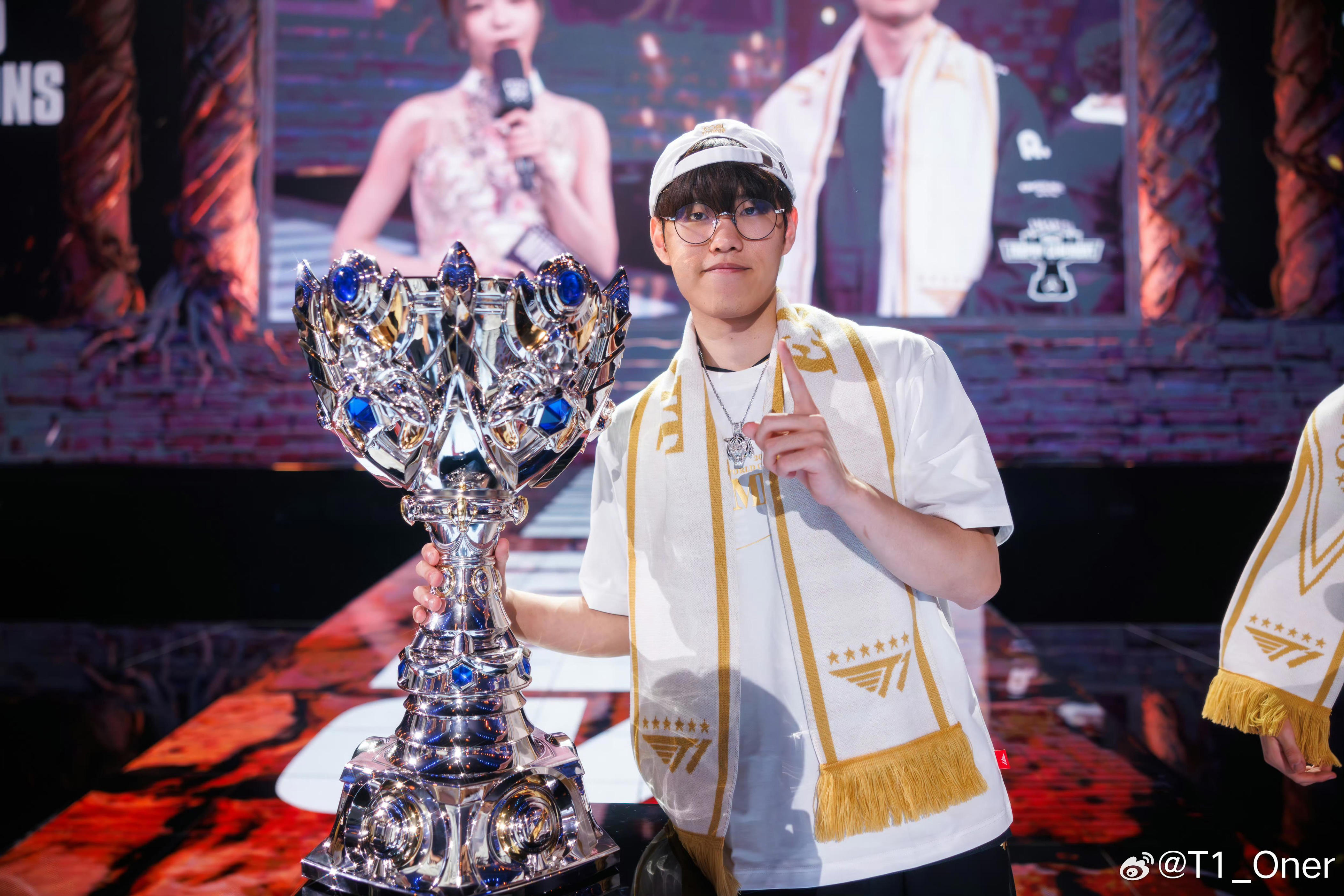 T1转发Oner捧起召唤师奖杯照片并配文：世一野！！！！