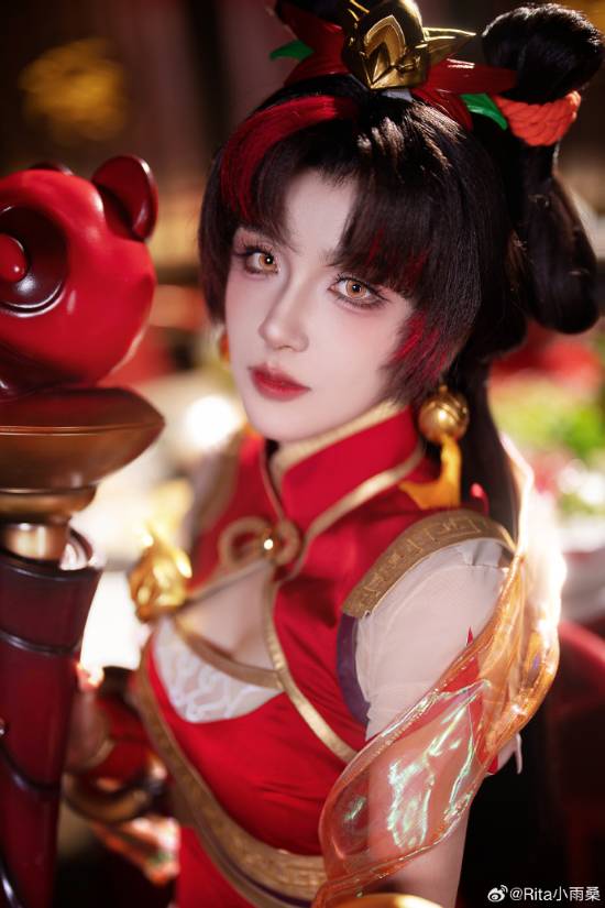 《LOL》美女解说COS拉克丝！S15赛后祝贺T1再夺冠