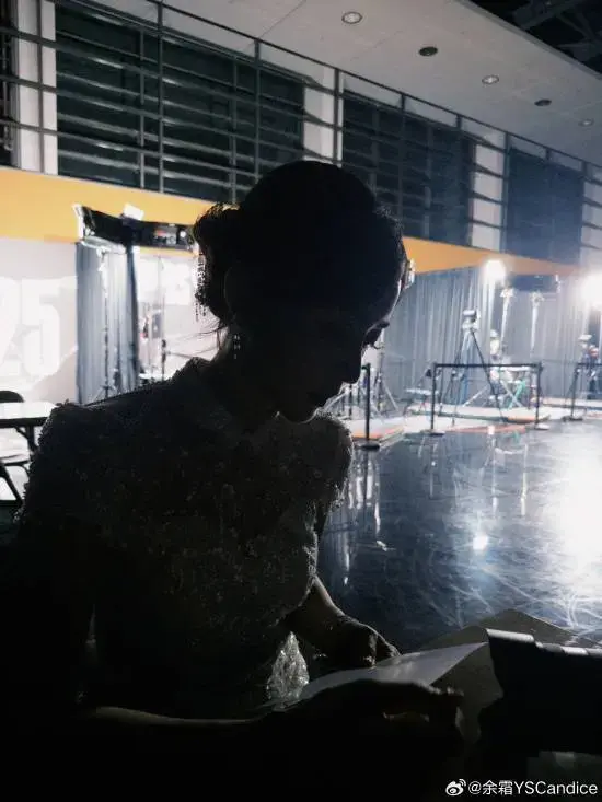 LOL美女主持余霜晒Faker、Uzi合影！深情告别S15