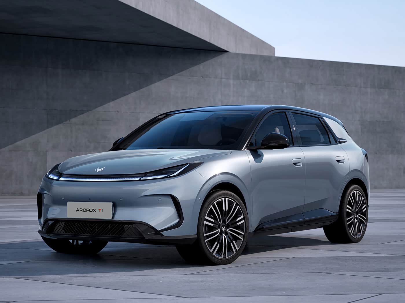 极狐T1对比比亚迪海豚，优缺点大揭秘！