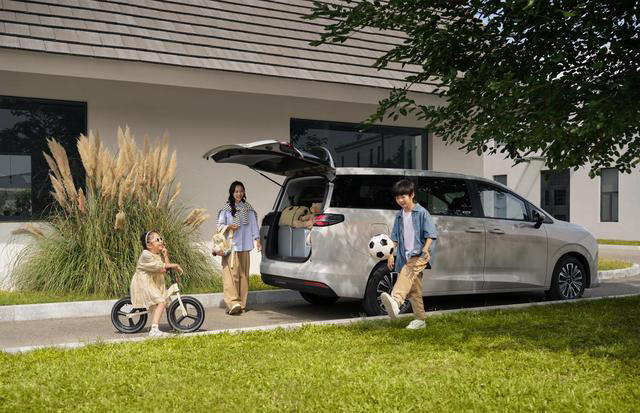 空间王者 + 三动力全覆盖！五菱星光 730 上市，7.3万起定义家用MPV