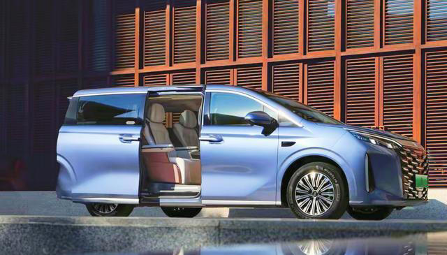 比亚迪又一款MPV上市，19.68万起，续航超1100km，油耗4.9L，要火