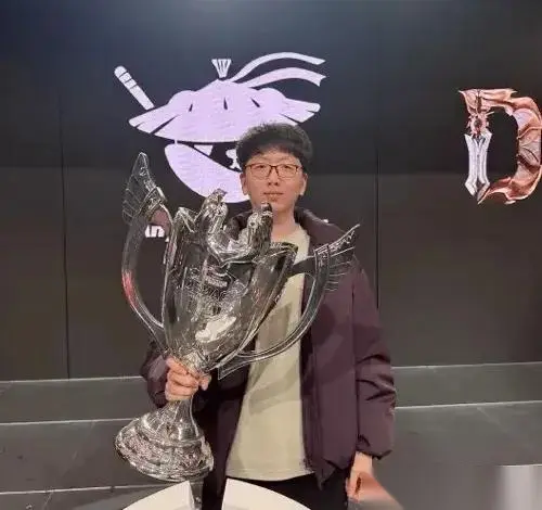 Shanks发微博说真没劲儿配图肉包子 网友评价说是在暗讽Tabe离队