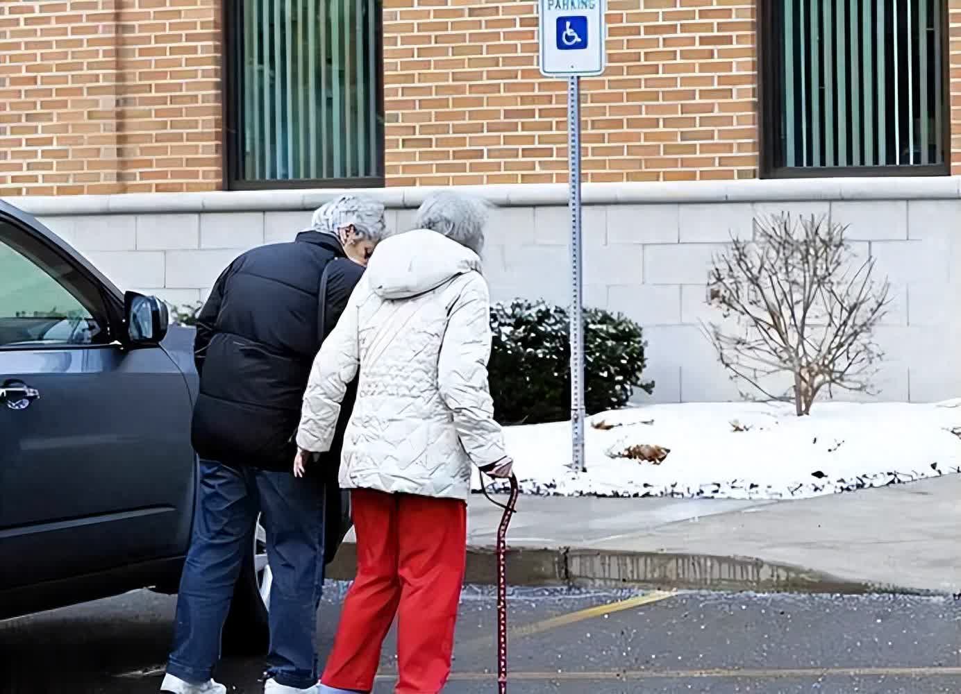 医生劝告：脑梗患者常散步，不久身体会有4大改善