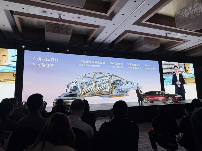 余承东重磅剧透：鸿蒙智行首款MPV要来了！全新享界S9 30.98万开卖