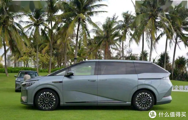 3200公里仅充电一次？小鹏 X9 超级增程 MPV 30.98万起