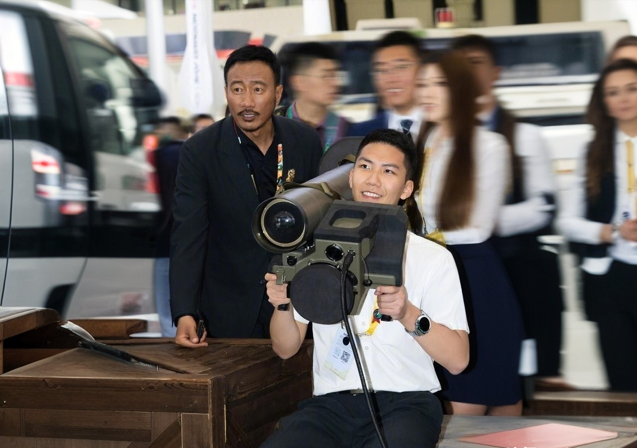 胡军之子康康：一米九“最帅星二代”的航天梦