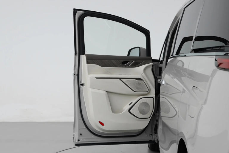 大7座MPV布局2+2+3，5屏联动23音响，高山7实力咋样？