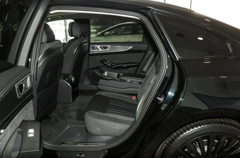 气场足！2.0T+8AT后驱配BOSE音响，中大型车看它！