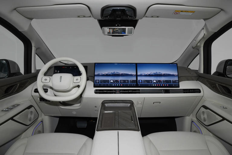 大7座MPV布局2+2+3，5屏联动23音响，高山7实力咋样？