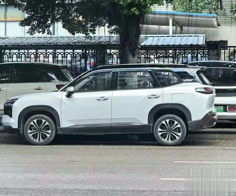 五菱星光560实车亮相，外观大气轴距2810mm，有5/7座三种动力