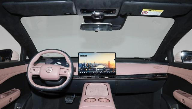 东风日产N7，纯电续航635公里，轴距2915毫米，15.6寸大屏+8295P