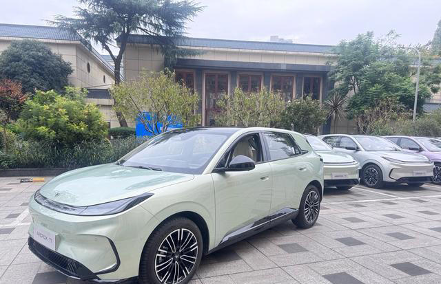 试驾极狐T1：A0级价格 准B级空间，配置完全不像6万元级别