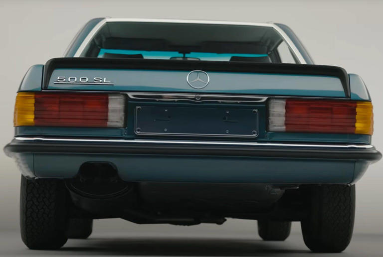 92岁老人收藏的1982年全新奔驰500SL