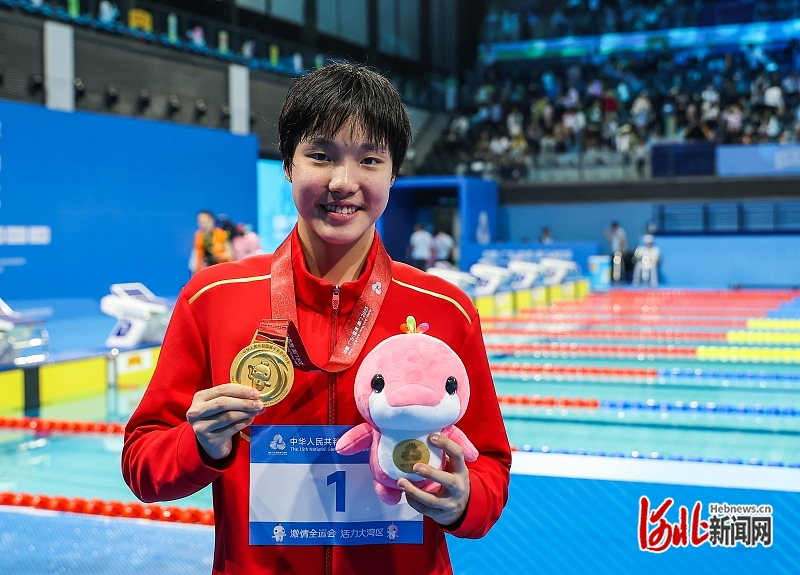 13岁“小孩姐”打破亚洲纪录夺金！河北泳坛再添传奇