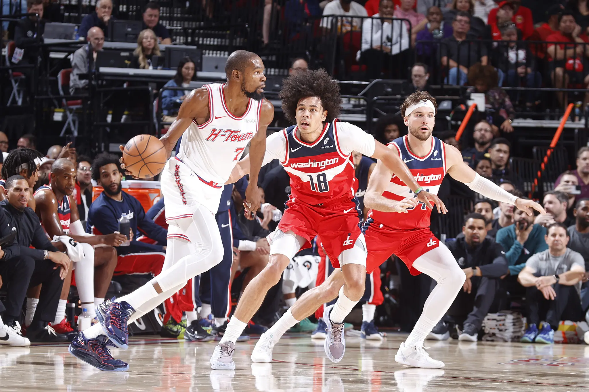 又轰21+5三分，谢泼德破历史纪录！火箭队8战7胜这4点更让KD开心