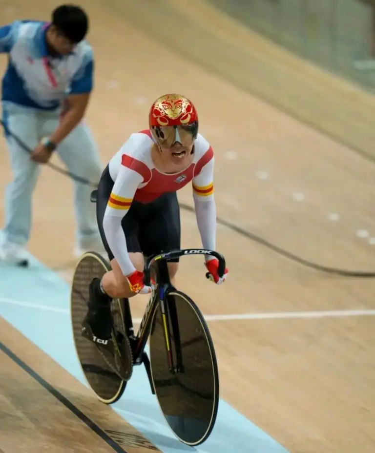 全运会会场地自行车女团体竞速赛河南队46秒044的成绩夺得冠军