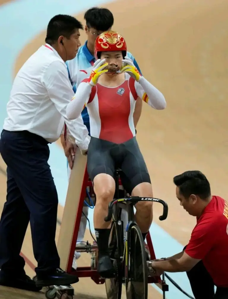 全运会会场地自行车女团体竞速赛河南队46秒044的成绩夺得冠军