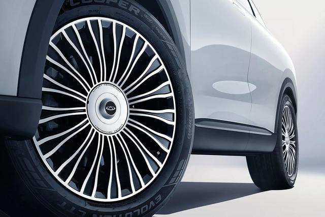 搭载2.0T+8AT还提供四驱，奇瑞瑞虎8L太能打！