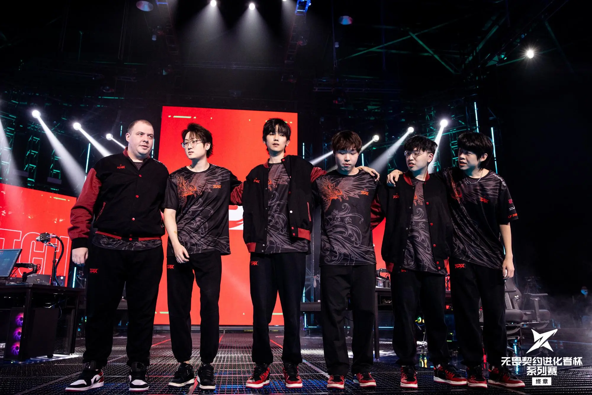 决战终章，FPX夺得2025无畏契约进化者杯系列赛终章冠军