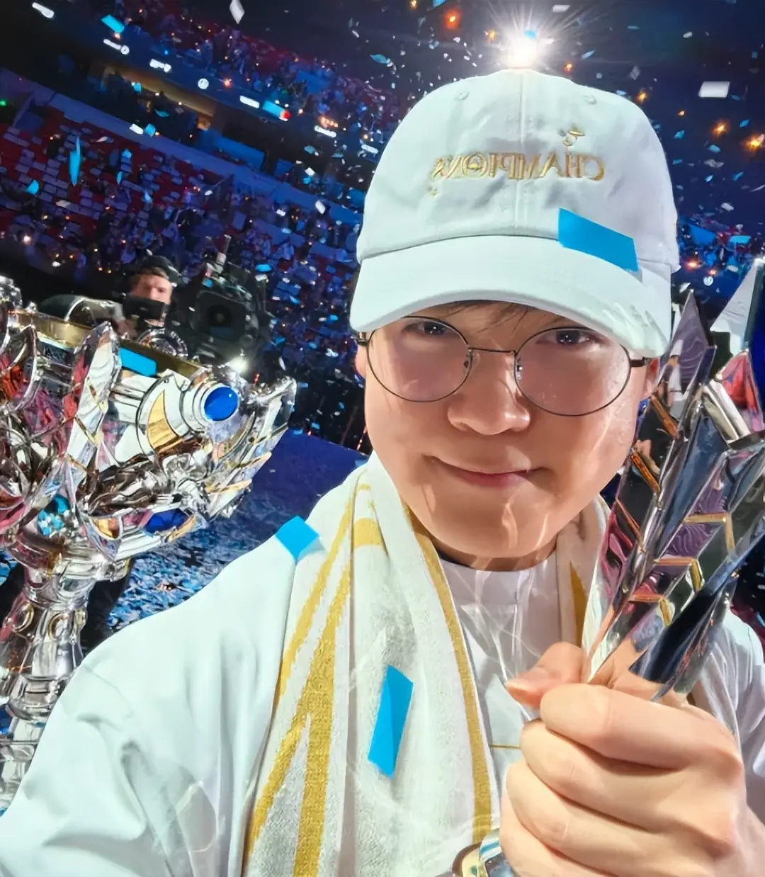 “T1接触Peyz”火了，957爆料内幕，知情人透露小吕布迟迟没续约