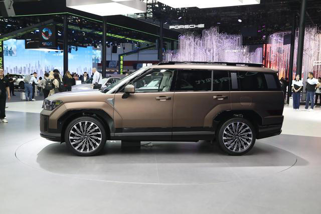 搭载2.0T+8AT，提供5/6/7座，北京现代全新胜达