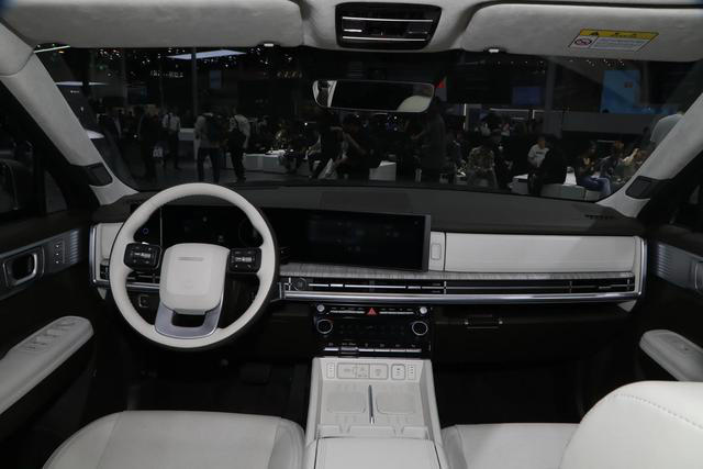 搭载2.0T+8AT，提供5/6/7座，北京现代全新胜达