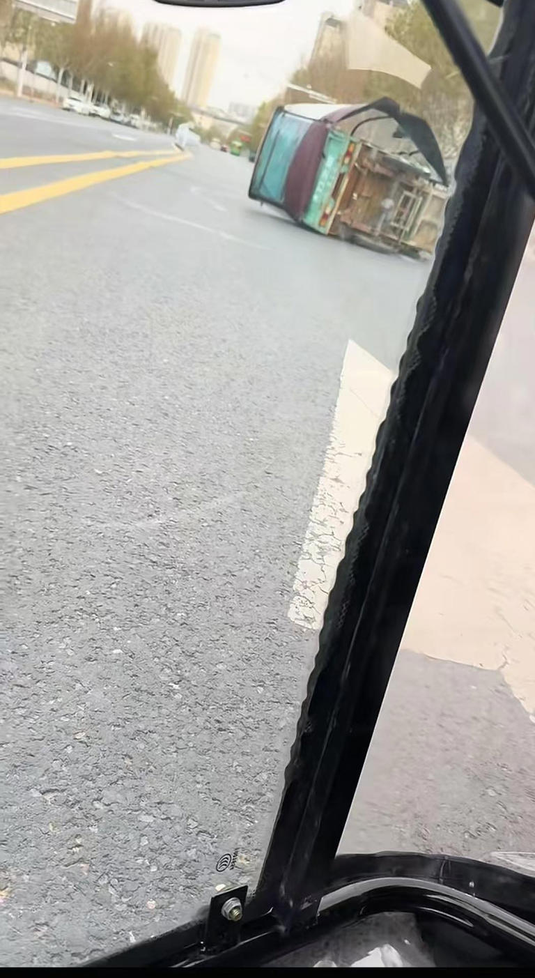 河南大风来袭，满街都是吹倒的三轮车，190斤小伙险被吹倒