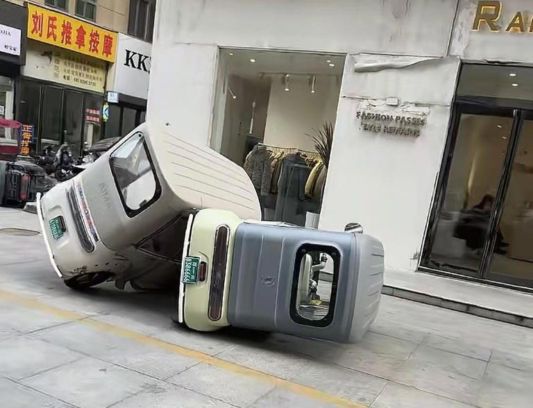 河南大风来袭，满街都是吹倒的三轮车，190斤小伙险被吹倒