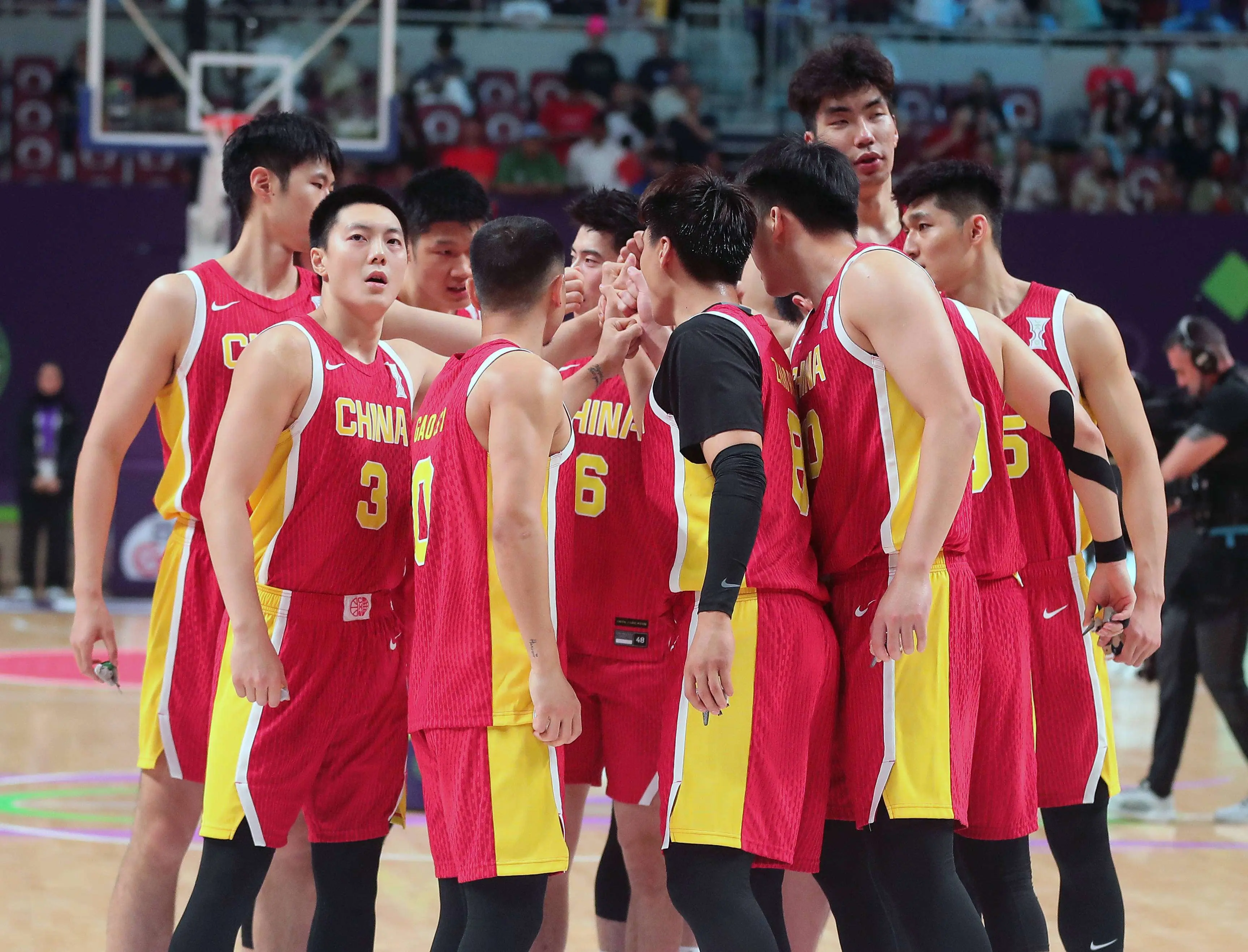 CCTV5直播，中国男篮抵达酒店，VS韩国男篮，郭士强立下军令状！
