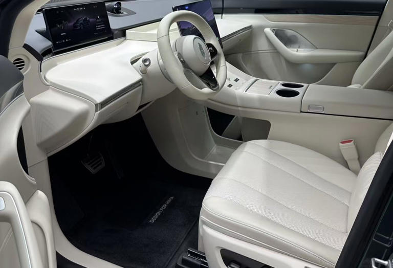 25 万级 “闭眼入”！智界 R7 凭啥成爆款？续航超 800km + 智能泊车，新手也能开得稳