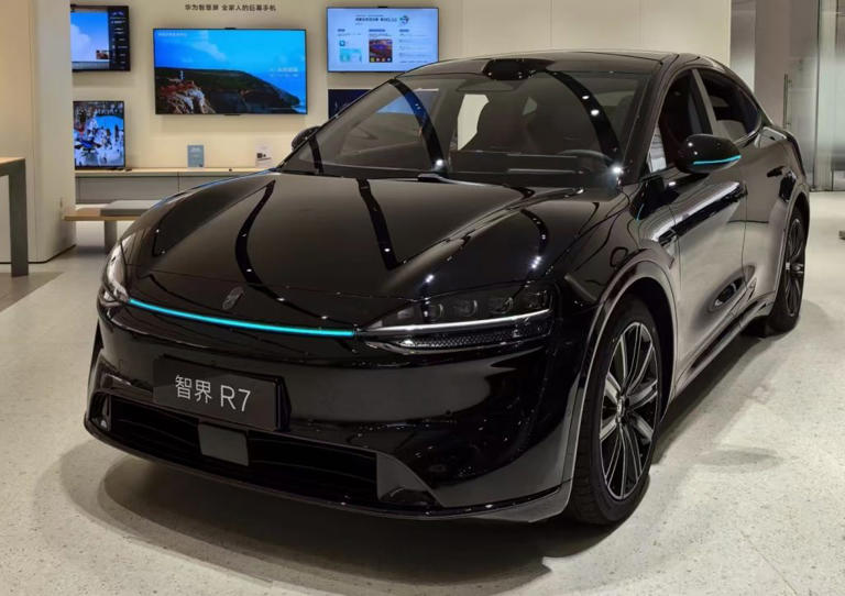 25 万级 “闭眼入”！智界 R7 凭啥成爆款？续航超 800km + 智能泊车，新手也能开得稳