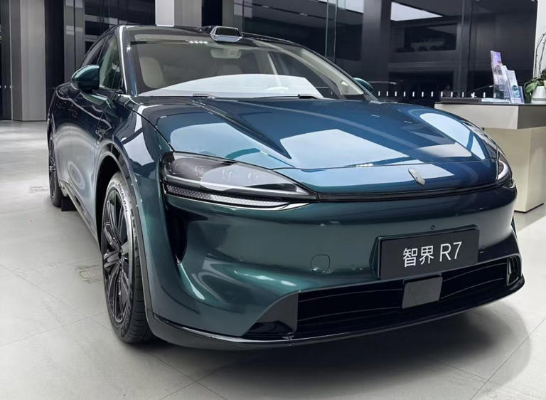 25 万级 “闭眼入”！智界 R7 凭啥成爆款？续航超 800km + 智能泊车，新手也能开得稳