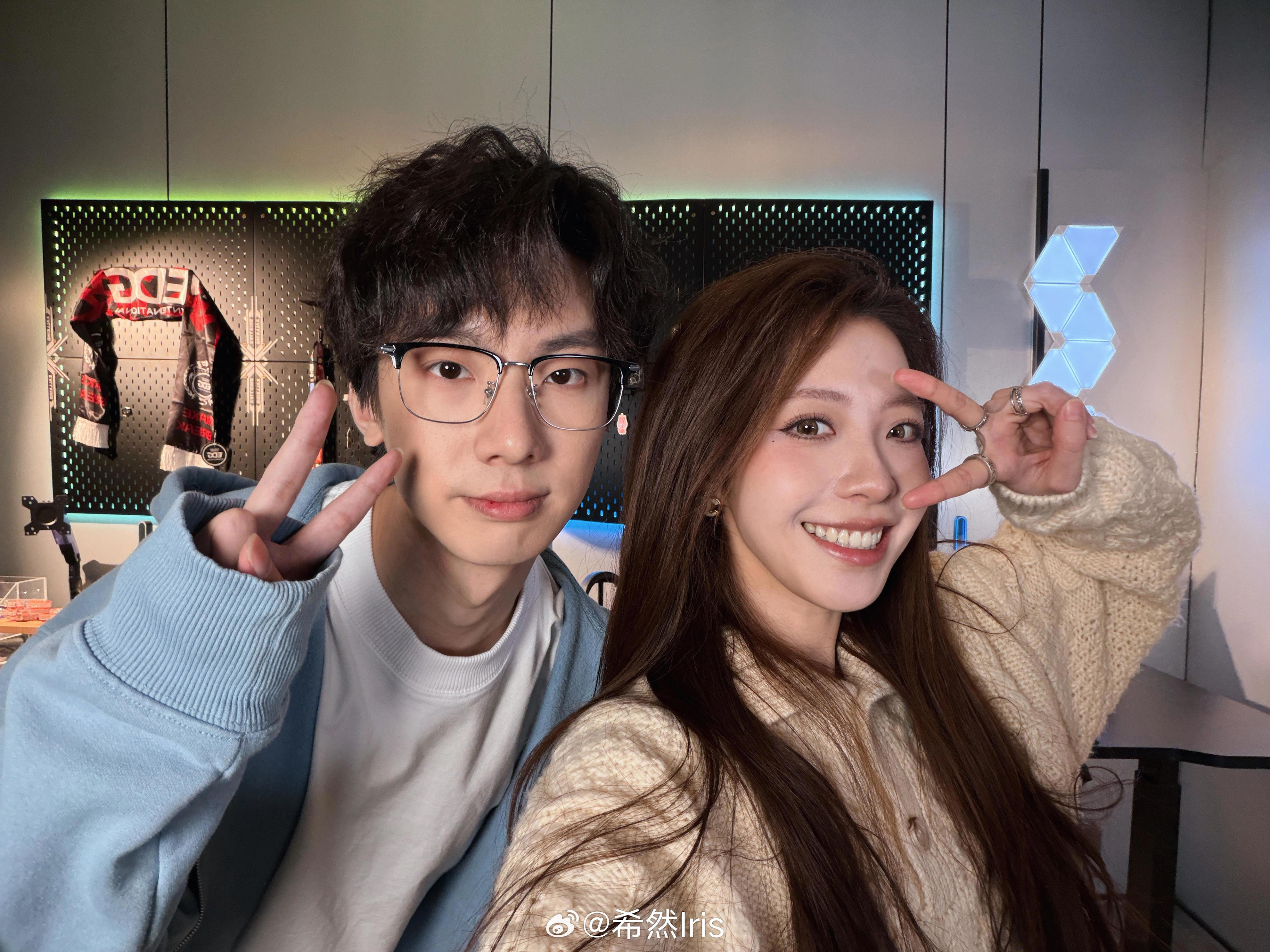 主持希然晒与Baolan合照：轻松下班，又有番外低脂小视频了