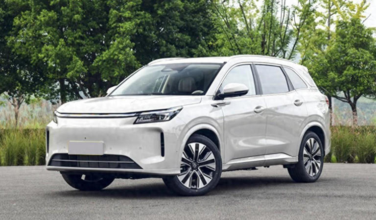 新款蓝电E5 PLUS上市，车长4760mm，5/7座都有，纯电续航230km