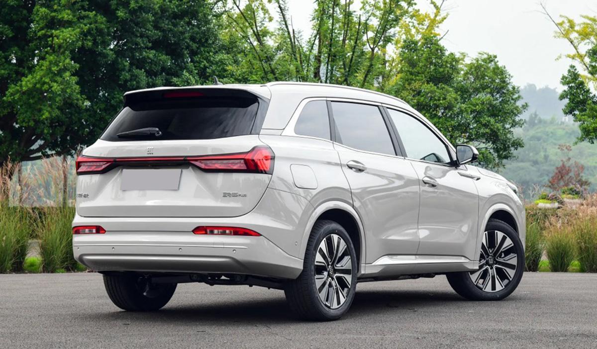 新款蓝电E5 PLUS上市，车长4760mm，5/7座都有，纯电续航230km