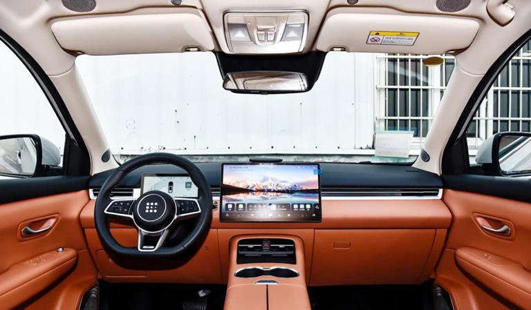 新款蓝电E5 PLUS上市，车长4760mm，5/7座都有，纯电续航230km