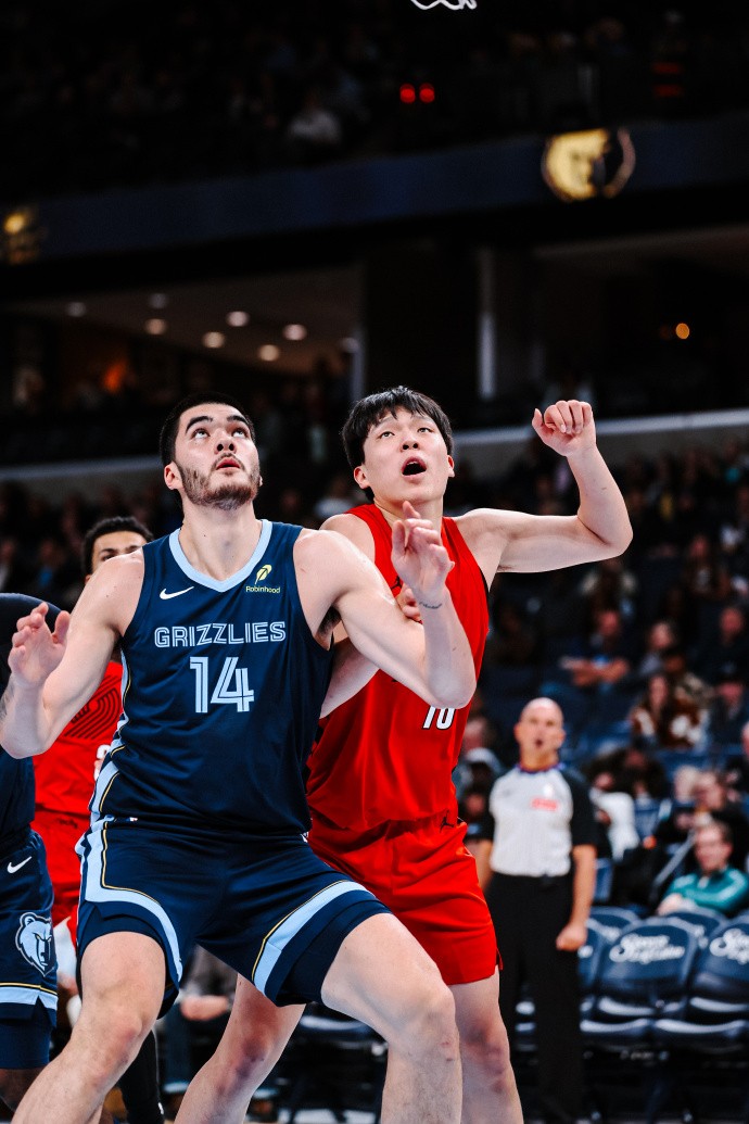 表现挣扎，杨瀚森半场7分54秒2中0仅得1板1失误4犯，正负值-10