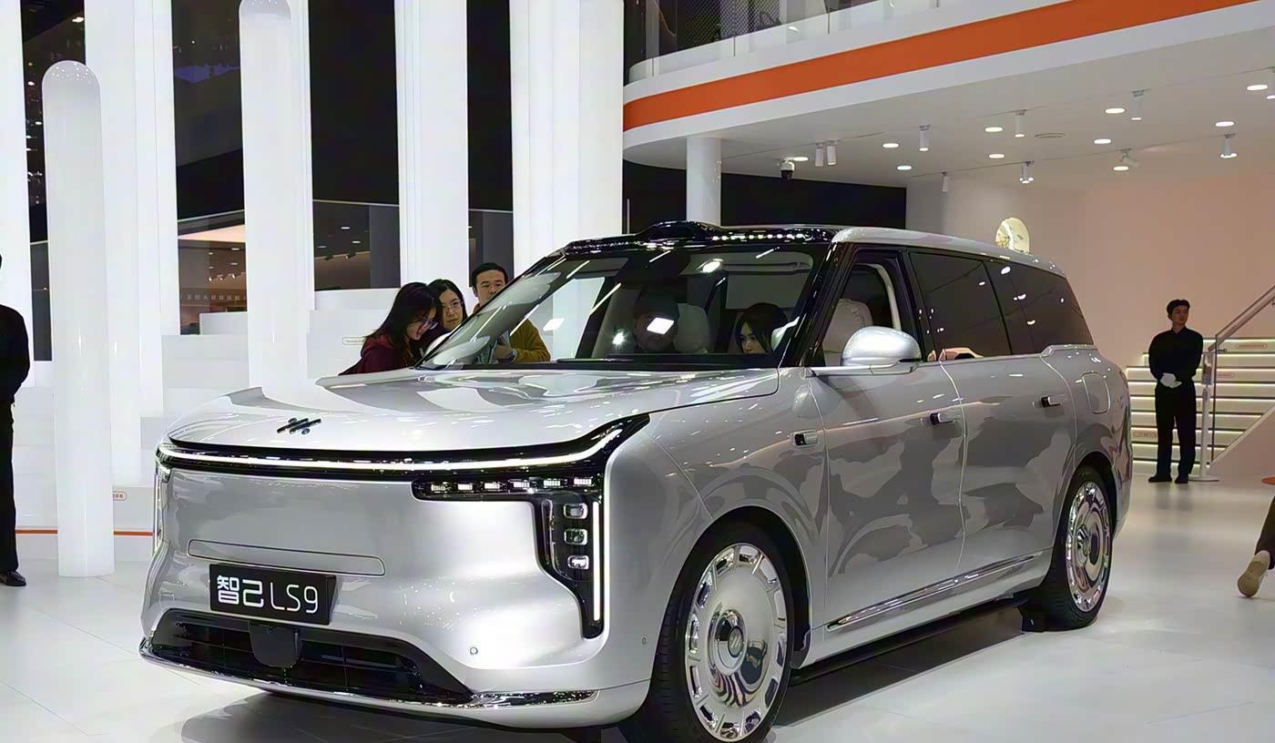 2025广州车展：智己LS9登场冲击理想L9与问界M9，配超级增程系统