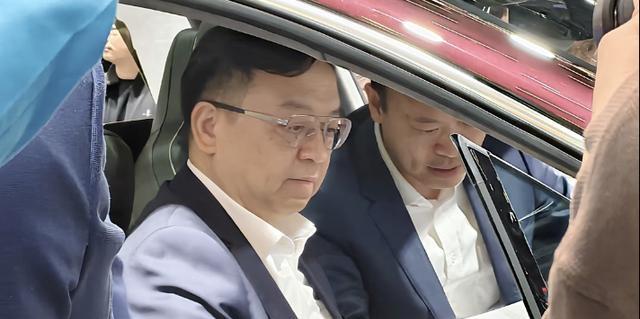 王传福两度体验蔚来 ET9：这波 “同行认证” 含金量拉满