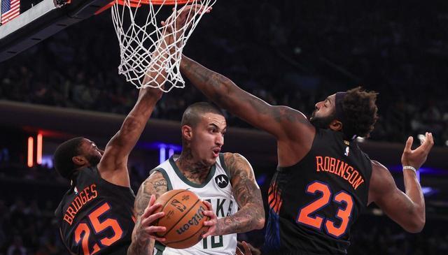 字母哥30+15+8，布伦森太强了！雄鹿不敌尼克斯，一战揭露4个现实