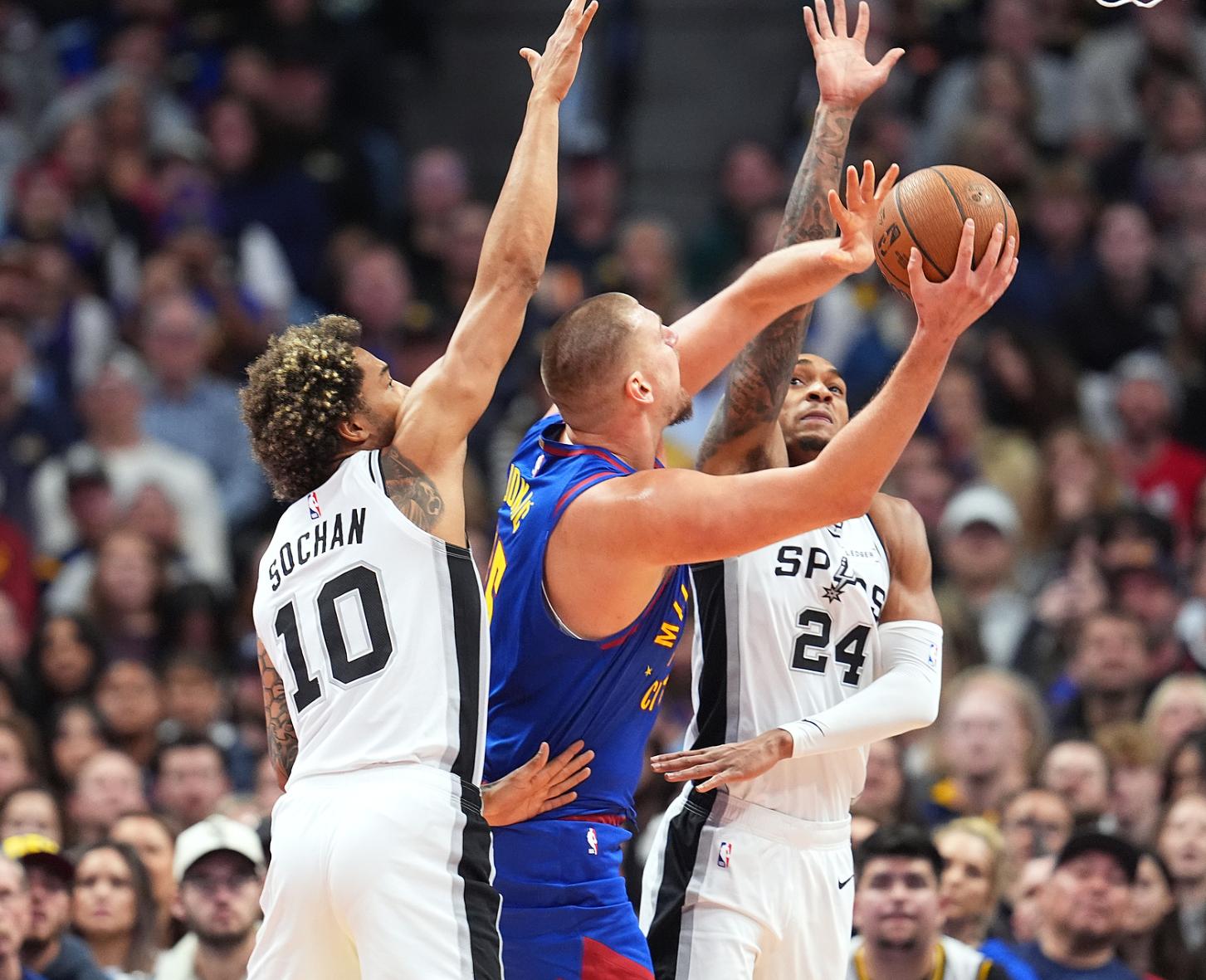 无文班马刺爆冷掘金晋级！瓦塞尔35+7三分 约基奇战意不足