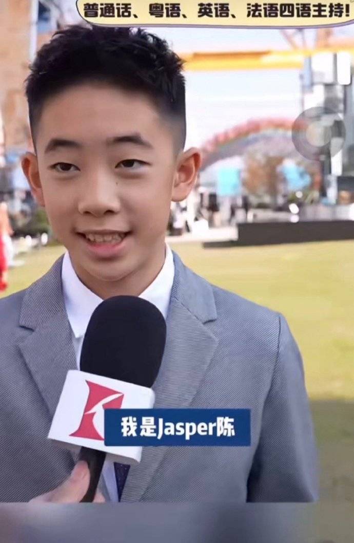 Jasper主持颁奖礼妈妈全程陪，应采儿缺席陈小春演唱会引热议