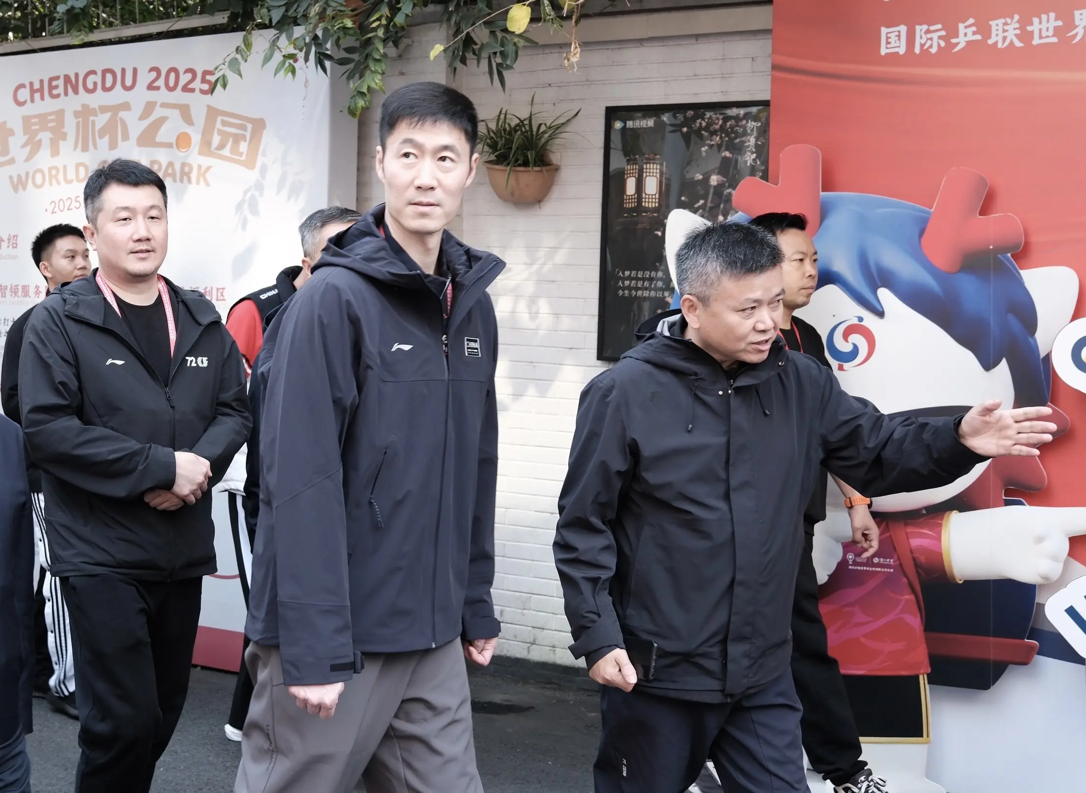 王励勤和国际乒联解说员逛世界杯公园 赞成都体育氛围