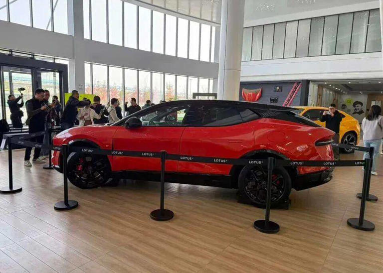 952马力，900V高压平台，神车来袭! CEO：300万以内无人匹敌!